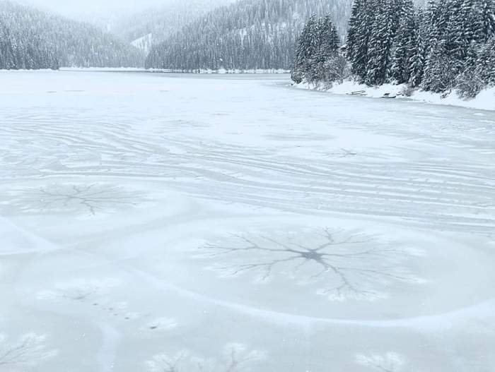 Fenomen rar apărut pe un lac înghețat din Munții Apuseni. Imaginile ...