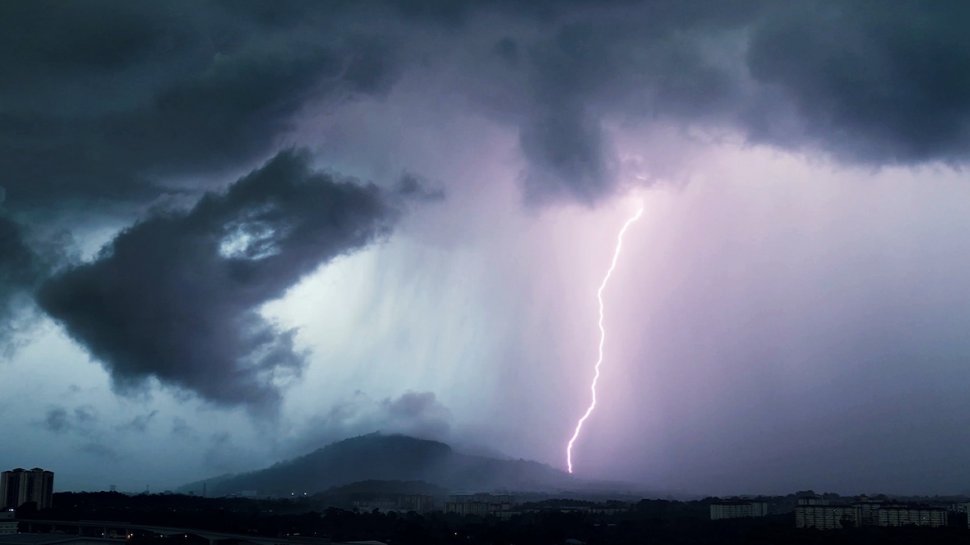 După valul de caniculă, se întorc ploile. De când se răcește vremea și ...